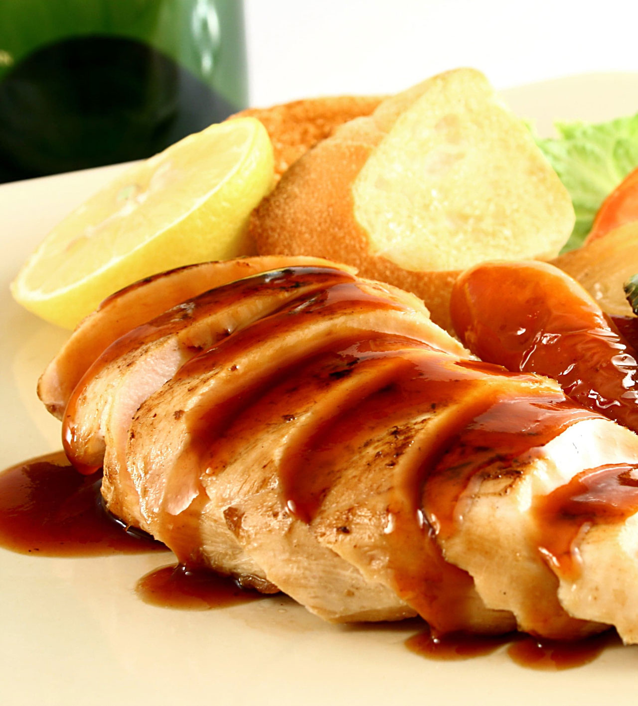 Pechuga en Salsa de Jamaica y Chile Ancho con Ensalada de Quelites ...